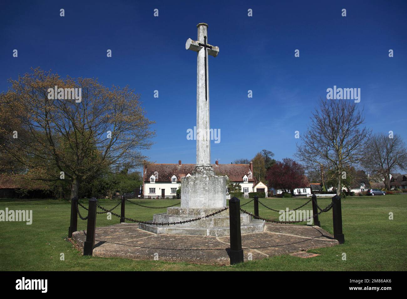 Maypole and cottages on the village Green, Ickwell village ...