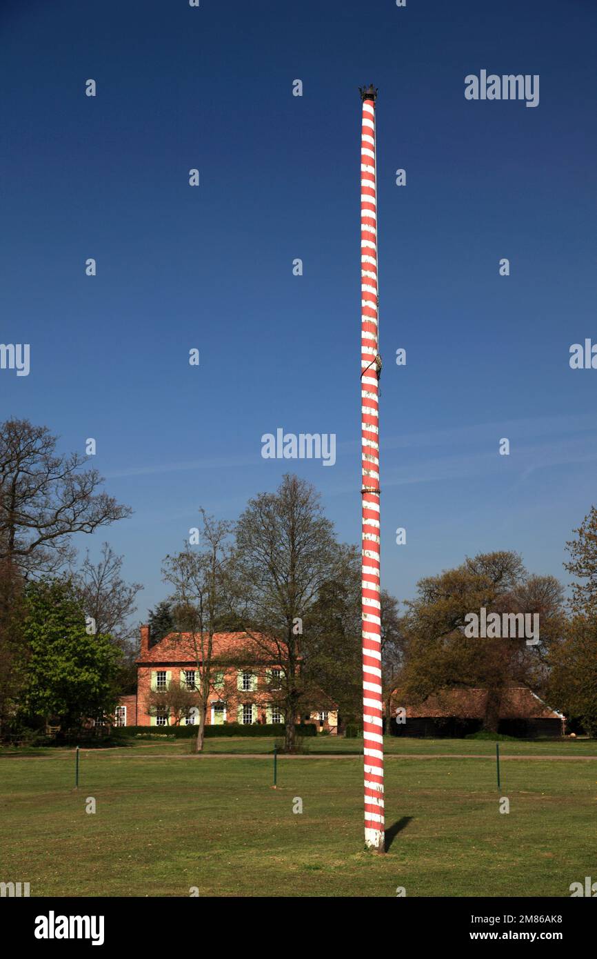 Maypole and cottages on the village Green, Ickwell village ...