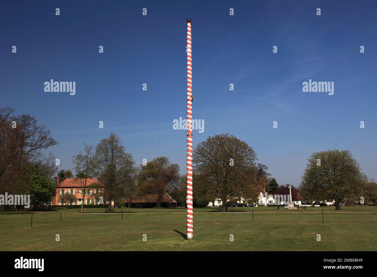 Maypole and cottages on the village Green, Ickwell village ...