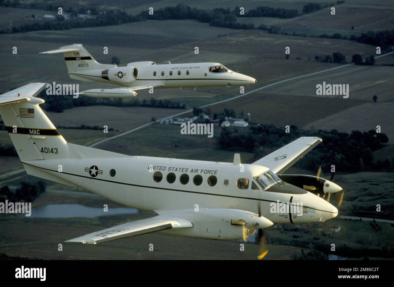 Huron aircraft flying hi-res stock photography and images - Alamy