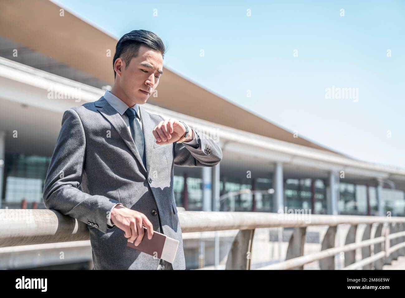 Business man at the airport Stock Photo - Alamy