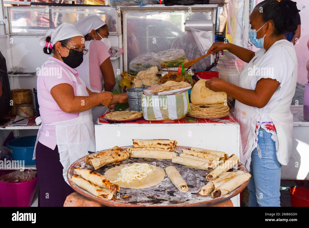 Selling tlayudas hi-res stock photography and images - Alamy