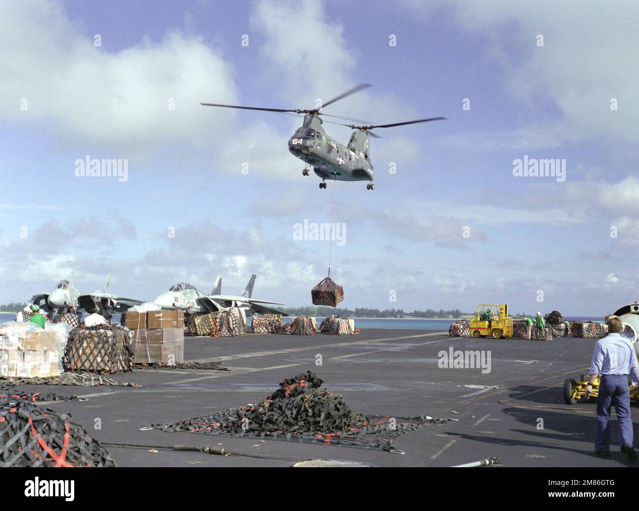 A Helicopter Combat Support Squadron 11 (HC-11) CH-46 Sea Knight ...