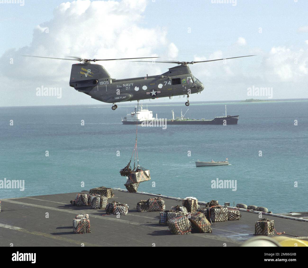 A Helicopter Combat Support Squadron 11 (HC-11) CH-46 Sea Knight ...