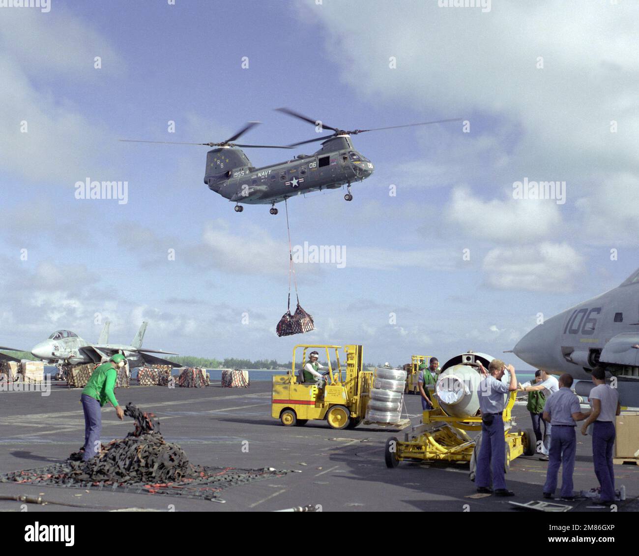 A Helicopter Combat Support Squadron Five (HC-5) CH-46 Sea Knight ...