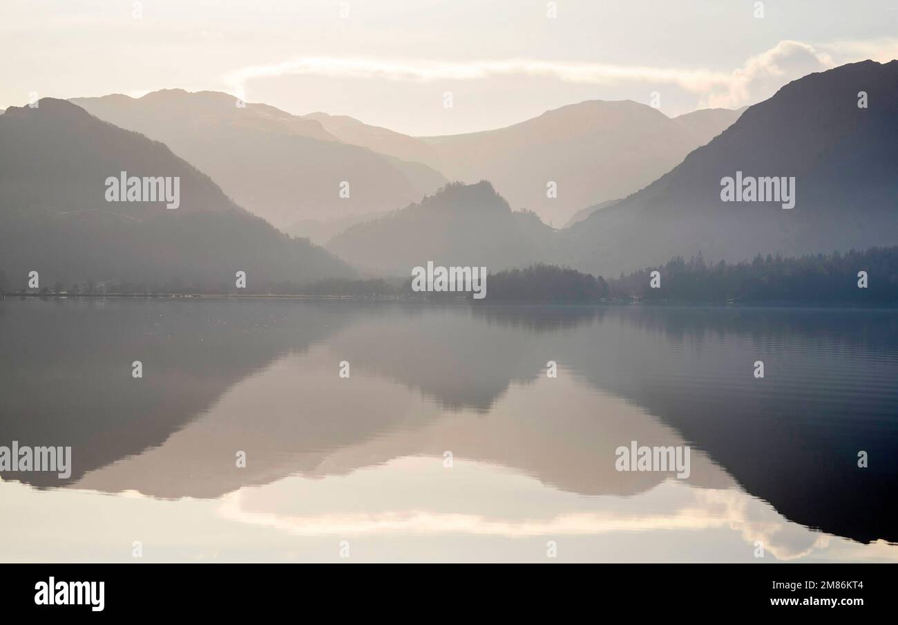 Hazy afternoon light at Derwentwater in the Lake District, Cumbria ...