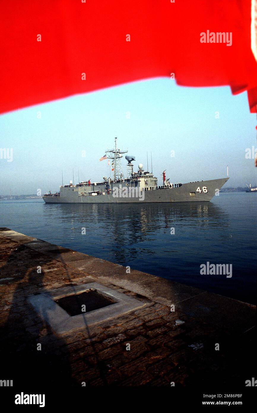 Crew members of the guided missile cruiser USS RENTZ (FFG-46) man the ...