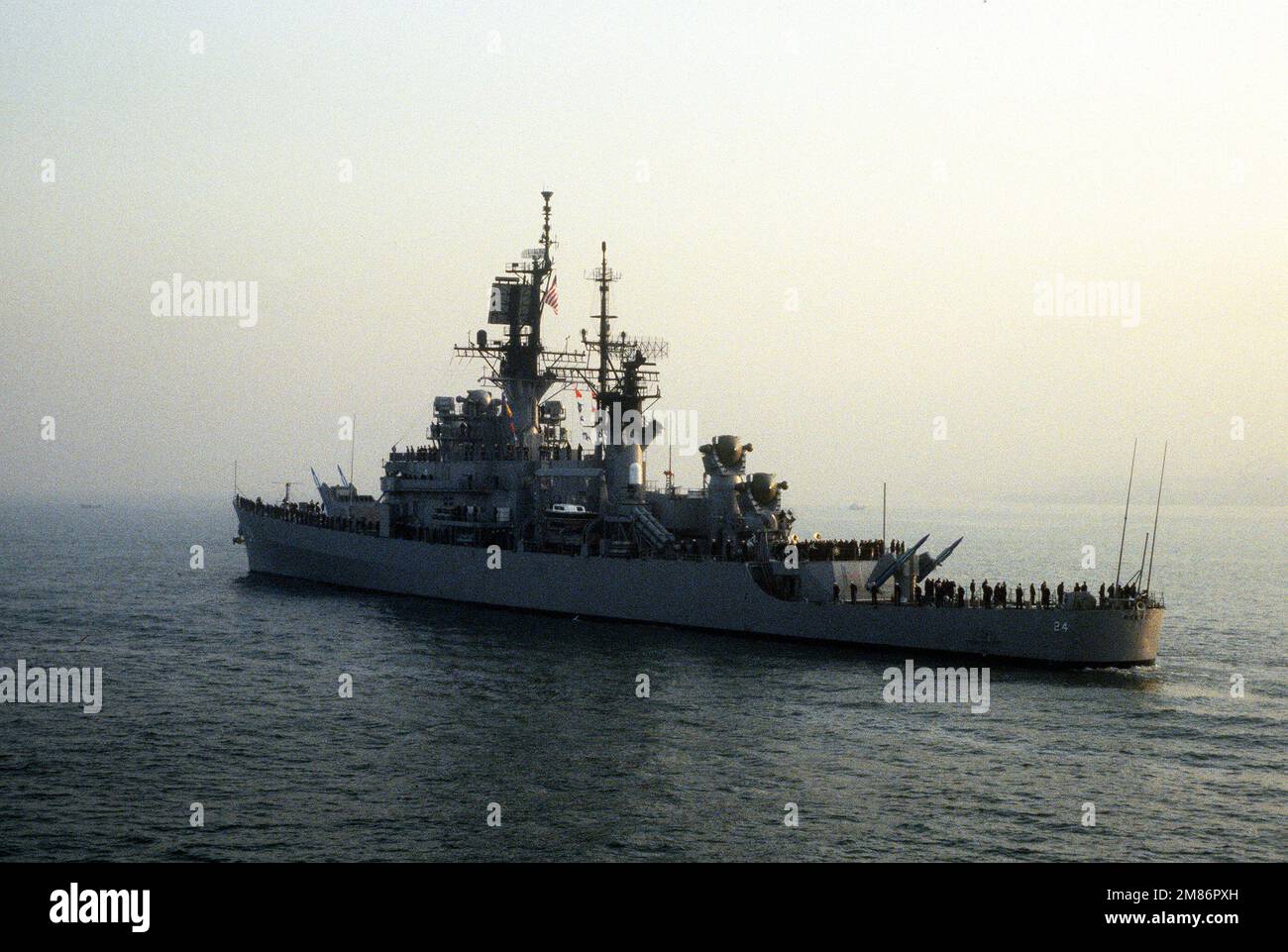 A port quarter view of the guided missile cruiser USS REEVES (CG-24 ...