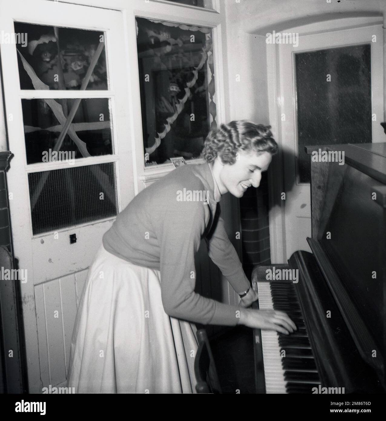 Piano woman 1950s hi-res stock photography and images - Alamy
