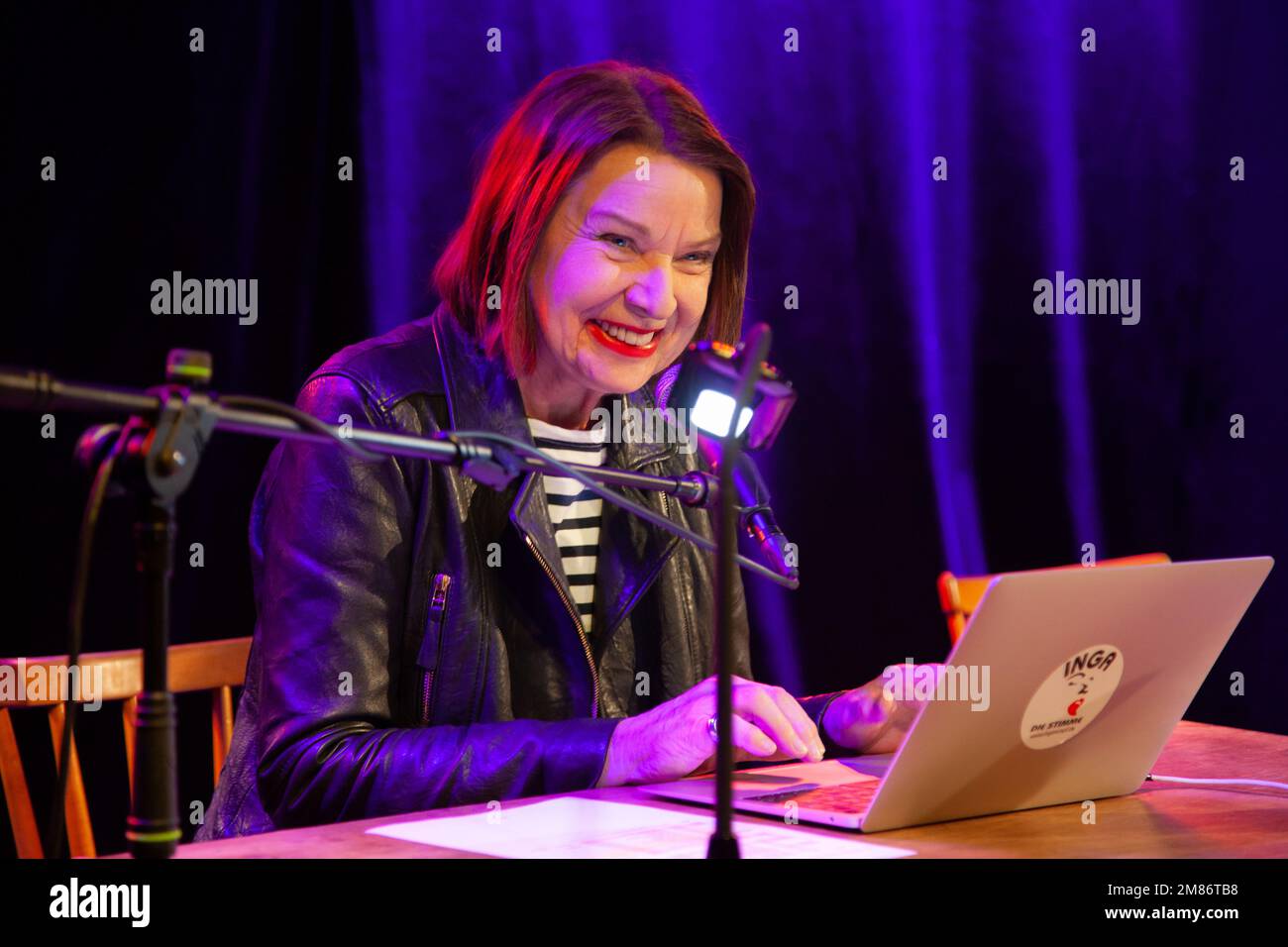 Female singer band stage hi-res stock photography and images - Alamy