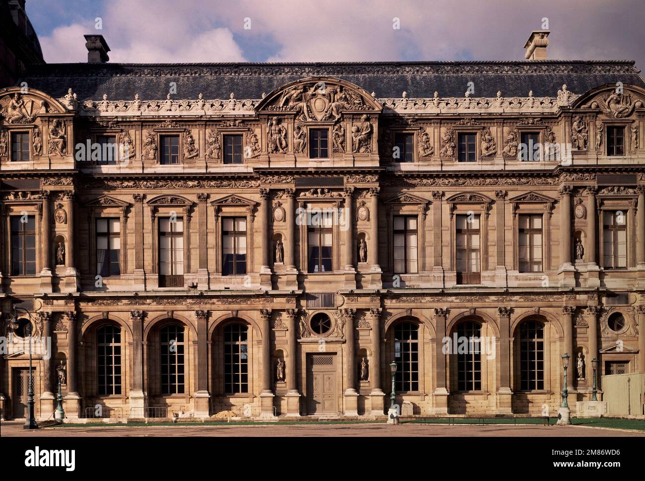 FACHADA DE LESCOT CONSTRUIDA EN 1546. Author: PIERRE LESCOT. Location: MUSEO DEL LOUVRE-EXTERIOR ...