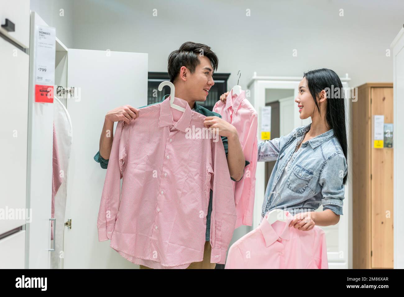 Young couples to buy clothes Stock Photo - Alamy
