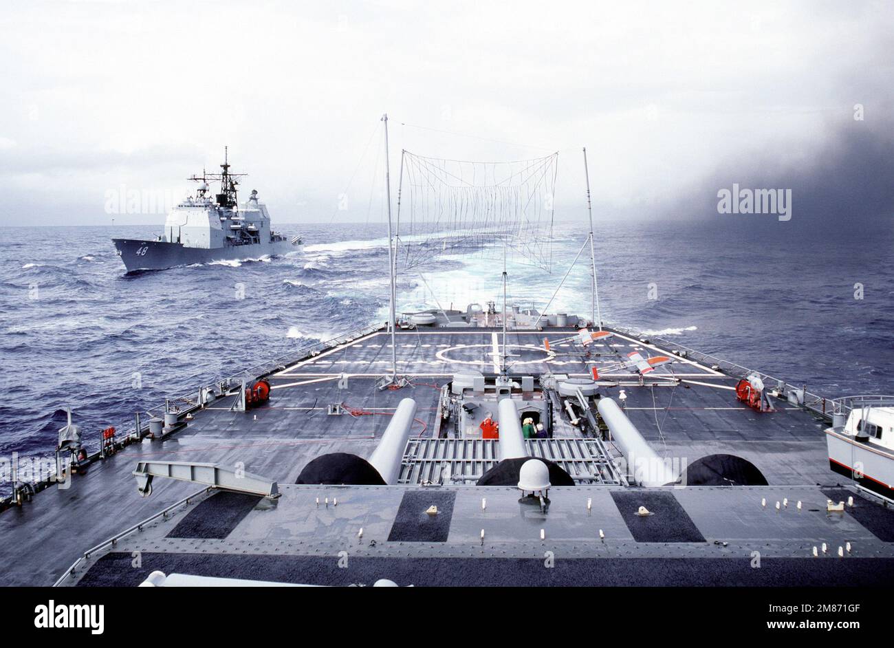 A port bow view of the guided missile cruiser USS YORKTOWN (CG-48 ...