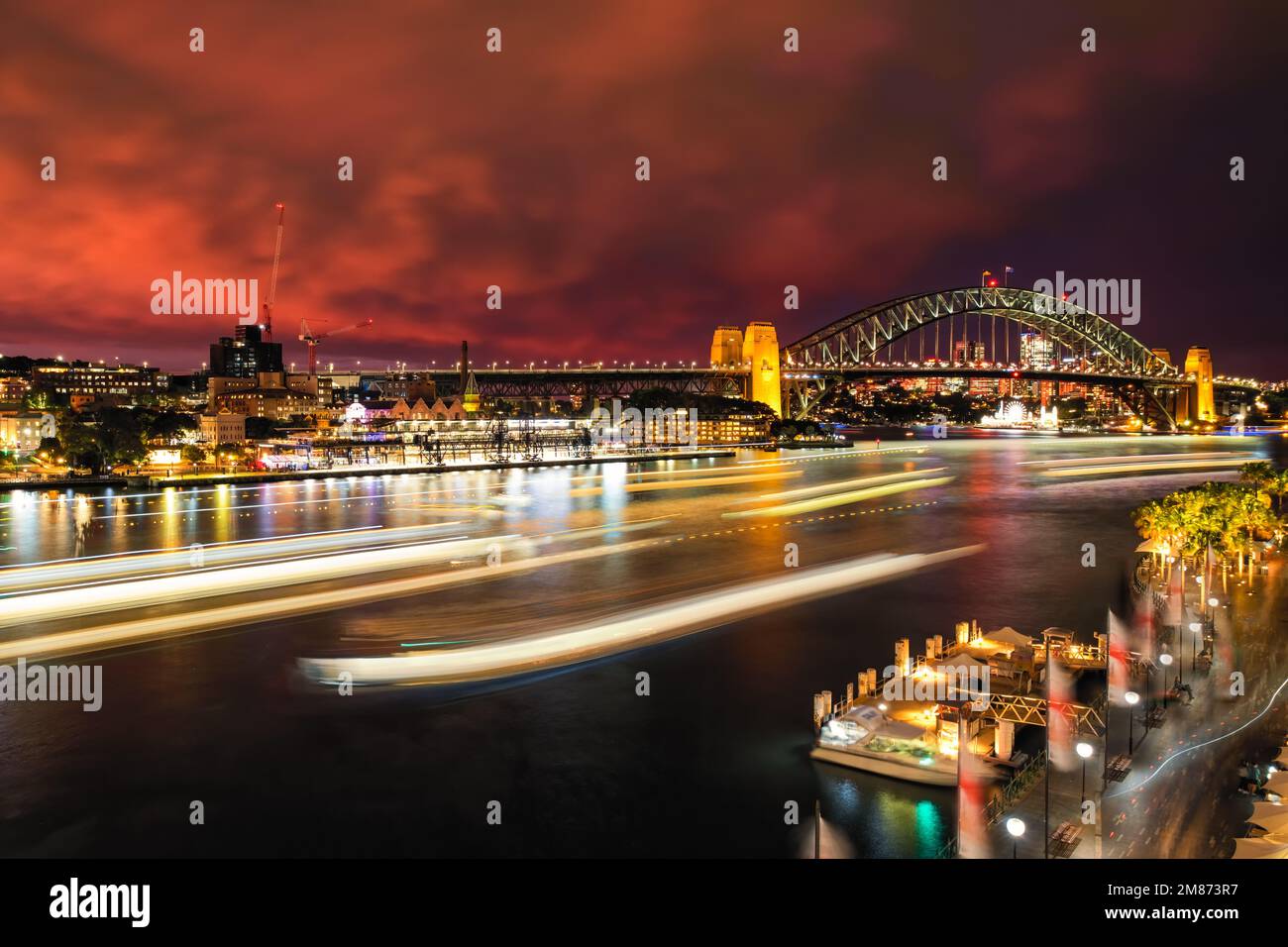 Light trails from ferries arriving and departing from Circular Quay in ...