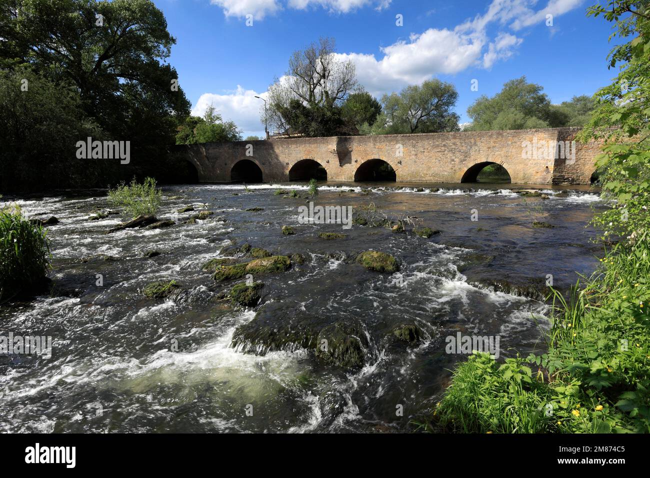 Summer view of the bridge over the river Great Ouse, Bromham village ...