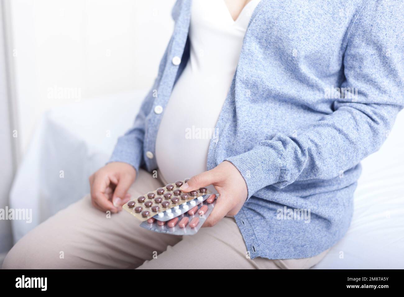 Women sat down hi-res stock photography and images - Alamy