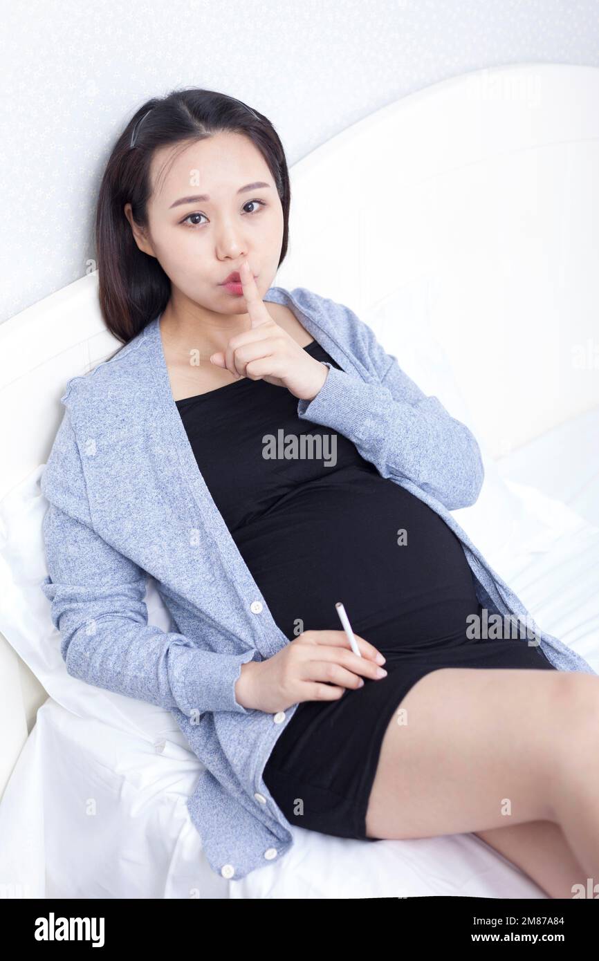 Unhealthy eating habits, pregnant women pregnant women take a cigarette ...