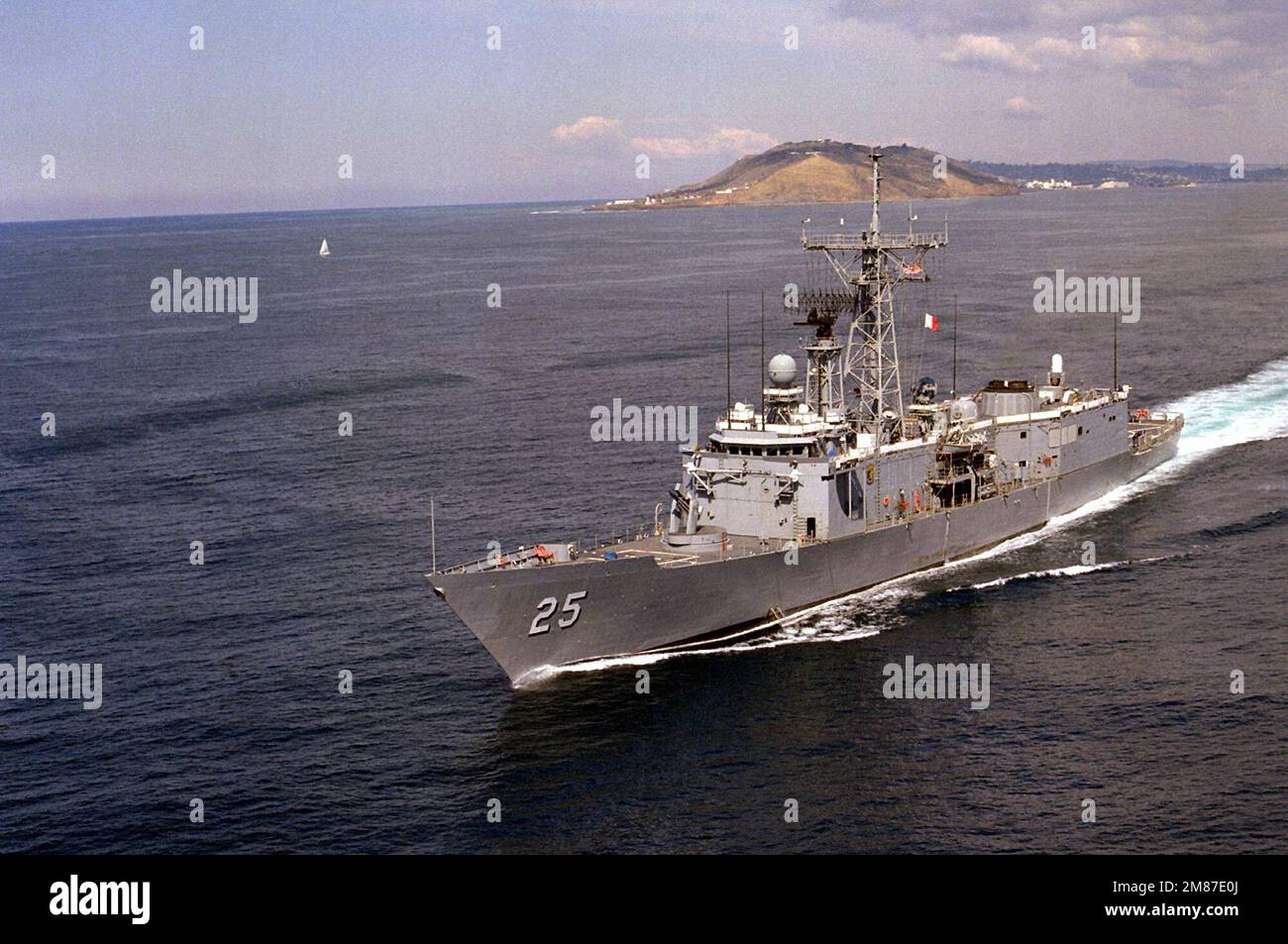 A port bow view of the guided missile frigate USS COPELAND (FFG-25 ...