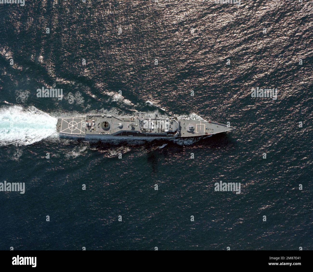 An overhead view of the guided missile frigate USS COPELAND (FFG-25 ...