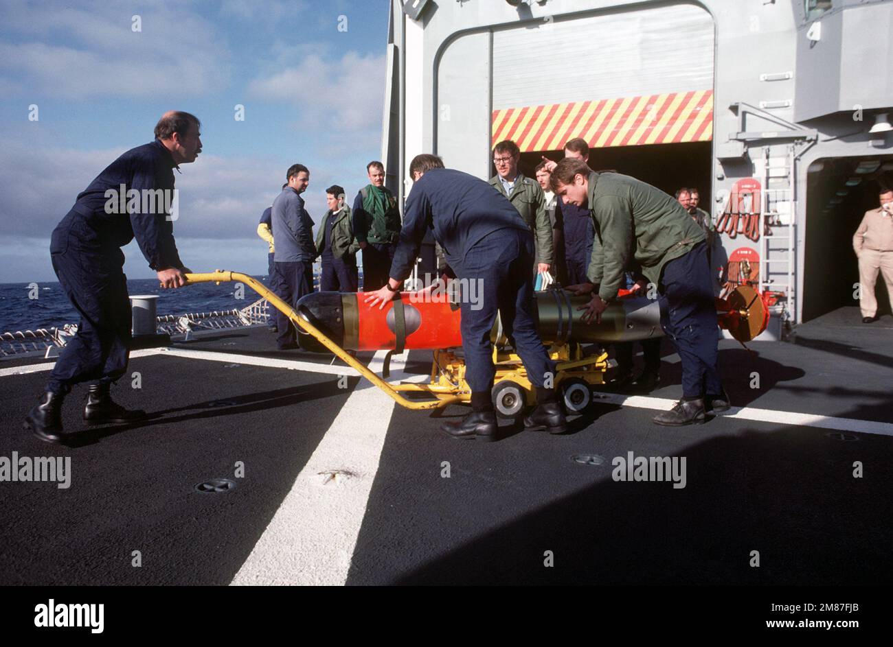 DN-ST-87-06744. Base: USS Sides (FFG 14 Stock Photo - Alamy