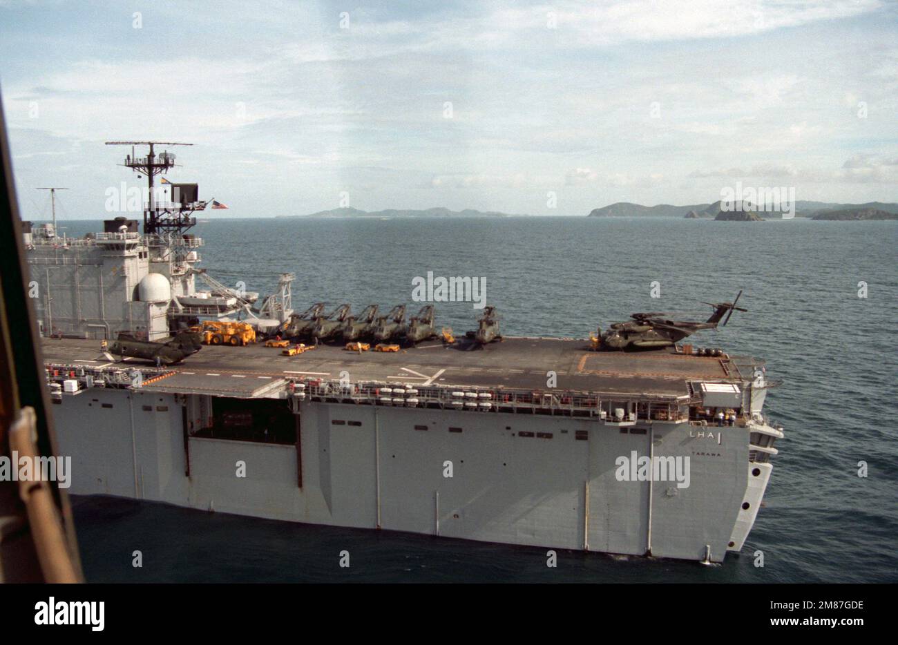 A port view of the aft section of the amphibious assault ship USS ...
