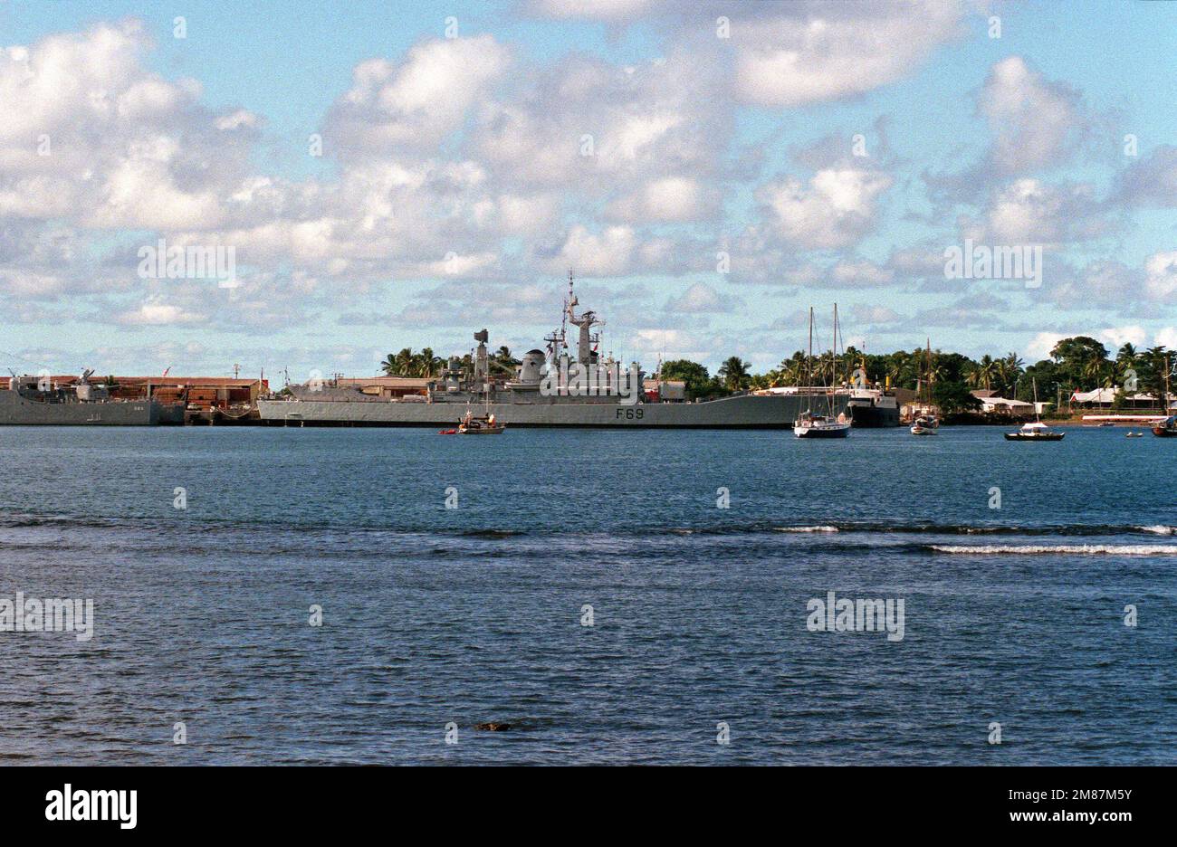 The New Zealand frigate HMNZS WELLINGTON (F-69) moored at a pier. Base ...