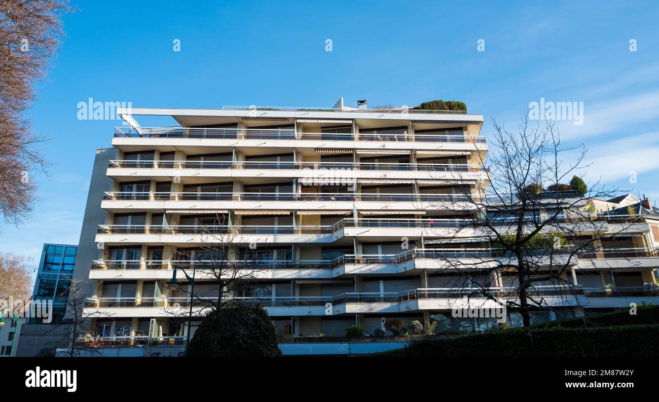 A modern white building in downtown Stock Photo - Alamy