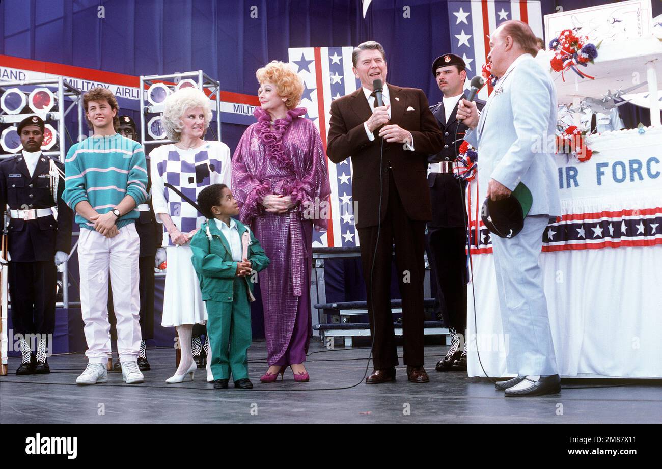 President Ronald Reagan appears on stage with some of the cast of "Bob ...
