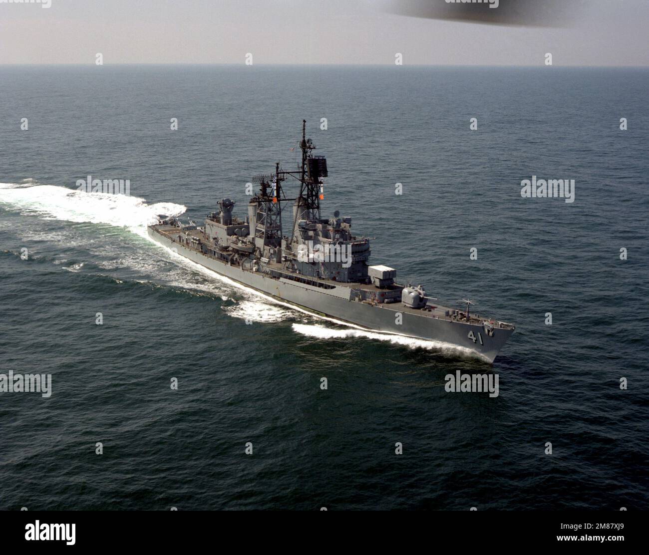 A starboard bow view of the guided missile destroyer USS KING (DDG-41 ...