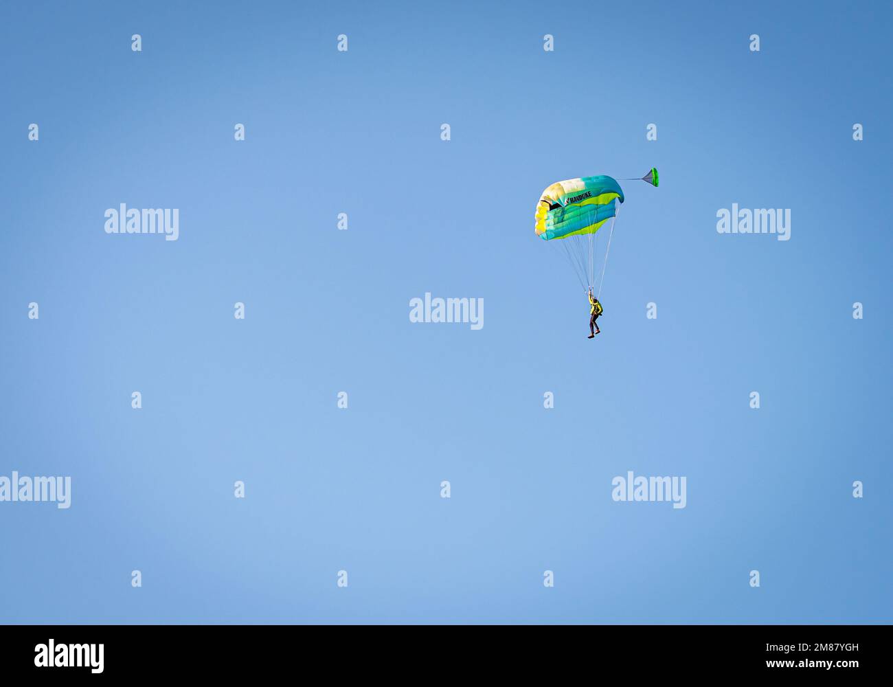 Base Jumpers jump from a hot air balloon Stock Photo - Alamy