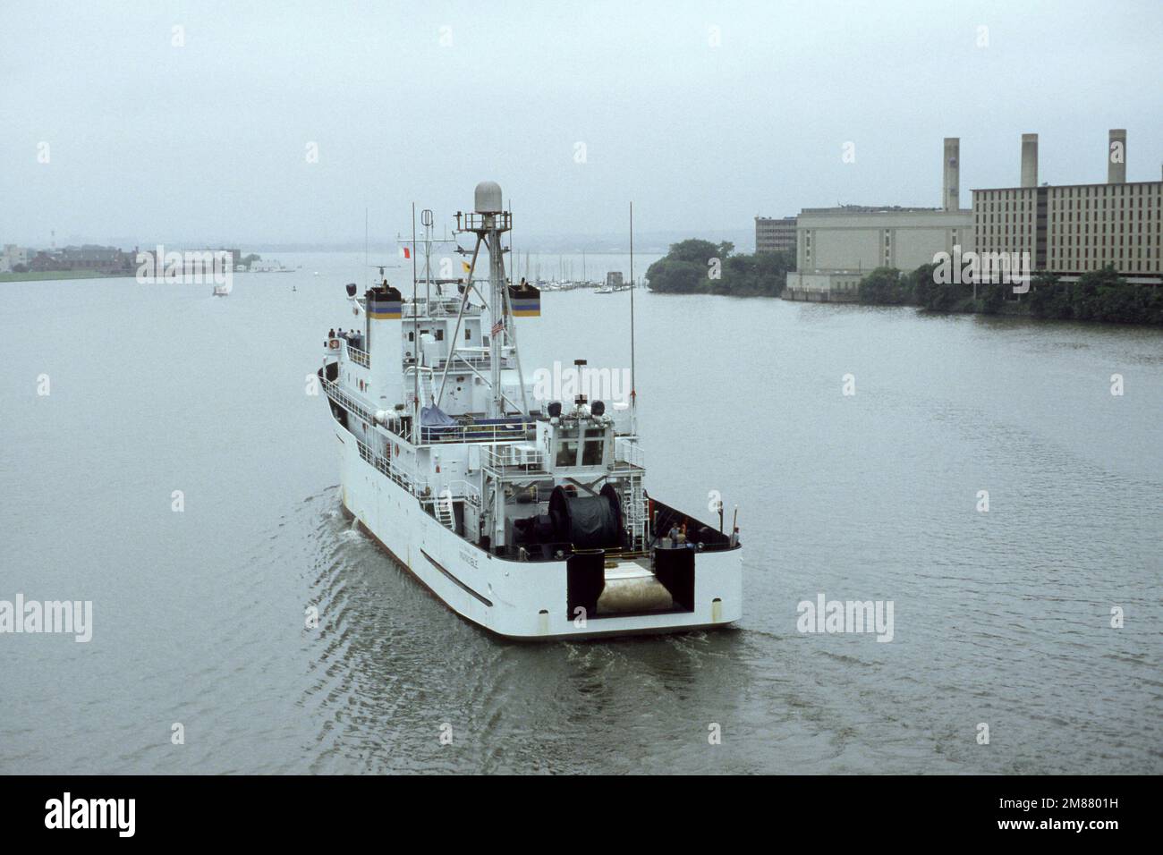 A port quarter view of the ocean surveillance ship USNS INVINCIBLE (T ...