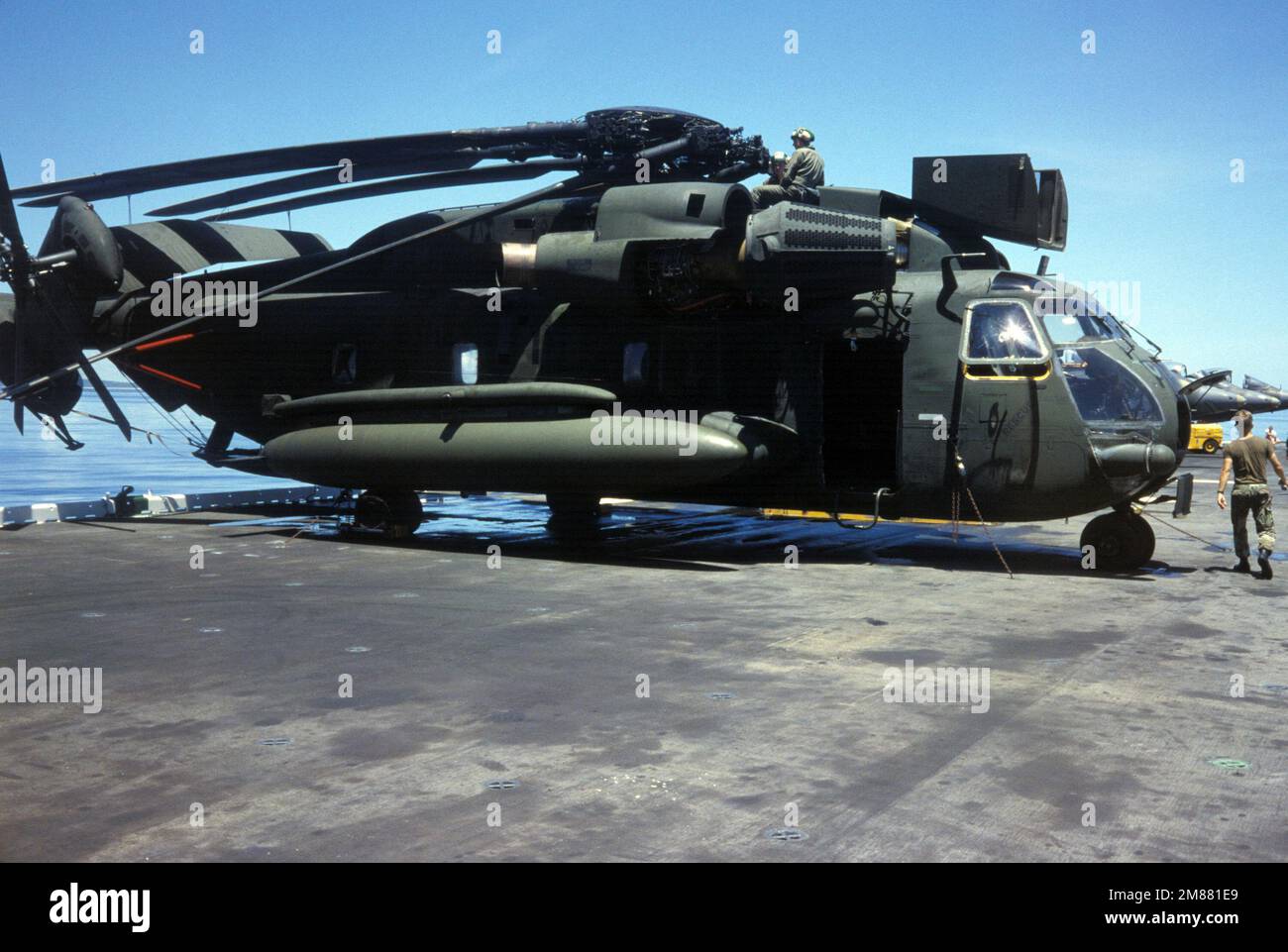 DN-ST-87-11876. Base: USS Belleau Wood (LHA 3 Stock Photo - Alamy