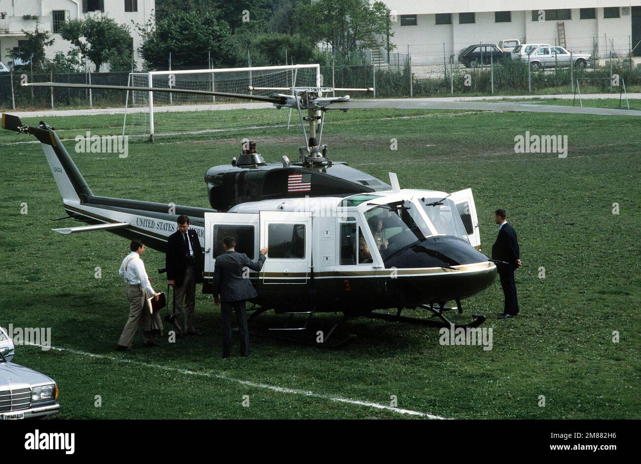 Marines assigned to Marine Helicopter Squadron 1 (HMX-1) usher a ...