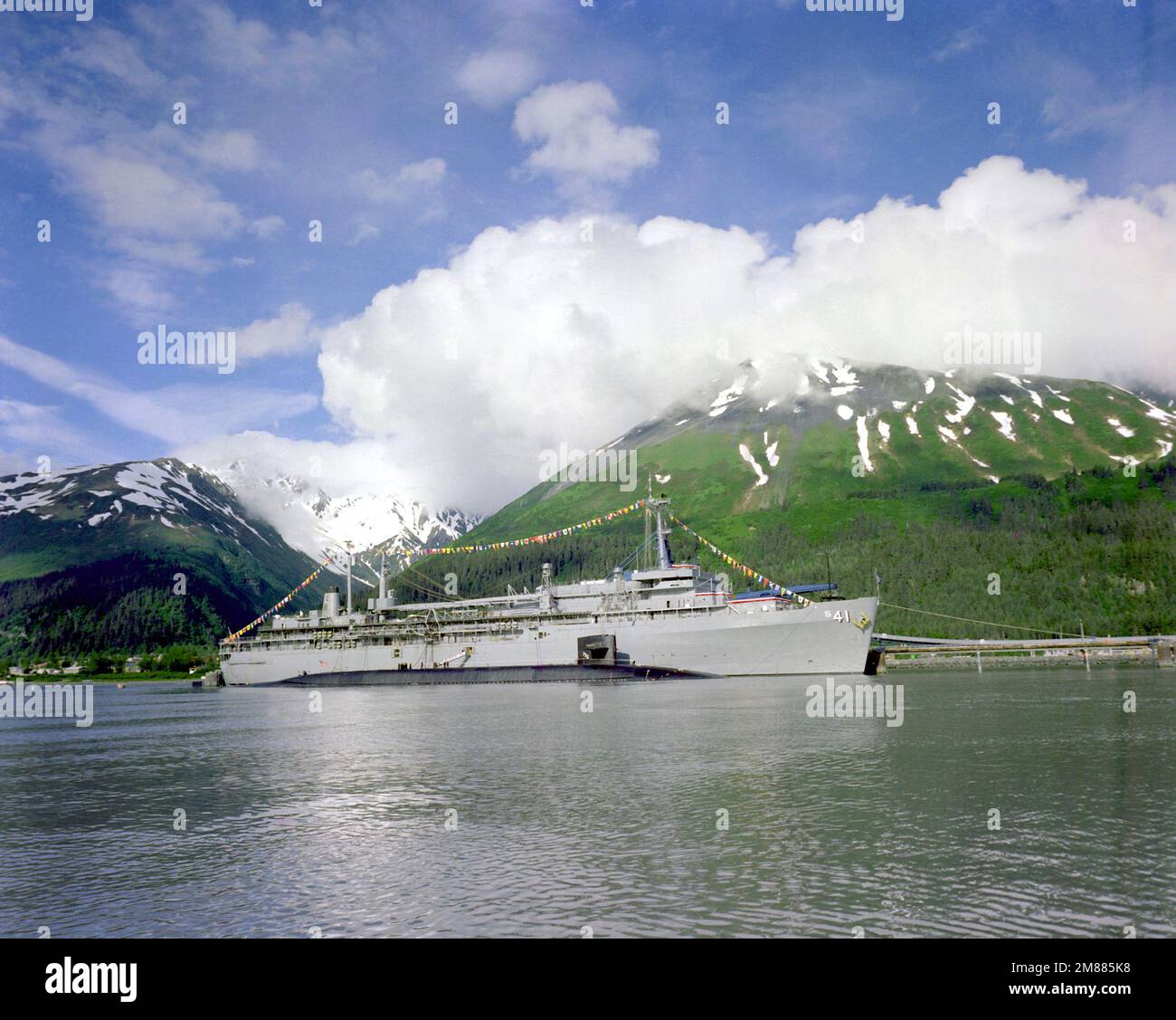 A starboard view of the nuclear-powered strategic missile submarine USS ...