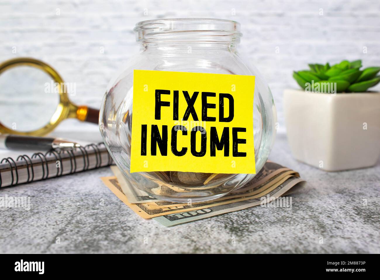 The word fixed income in English written on a piece of paper over a ...