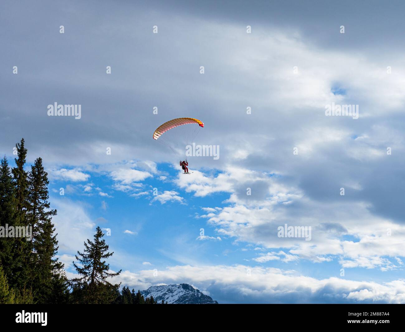 Paragliding skier, extreme sport, flying and gliding. Ыцшыы Фдзы Stock ...