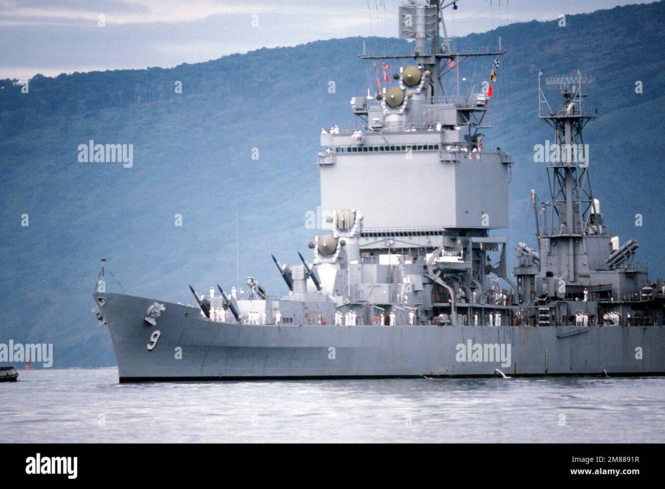 A port bow view of the nuclear-powered guided missile cruiser USS LONG ...