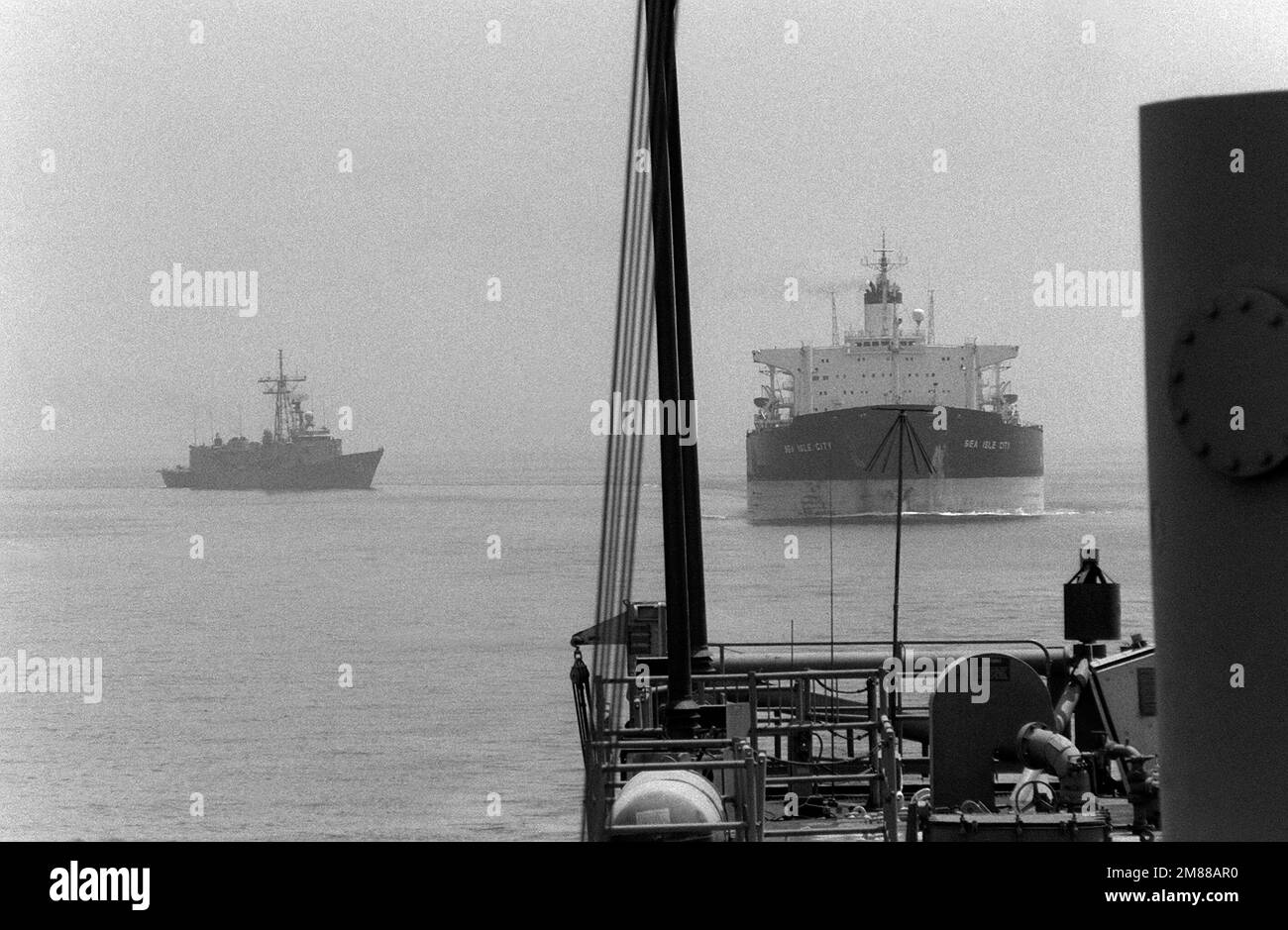 A starboard bow view of the guided missile frigate USS JARRETT (FFG-33 ...