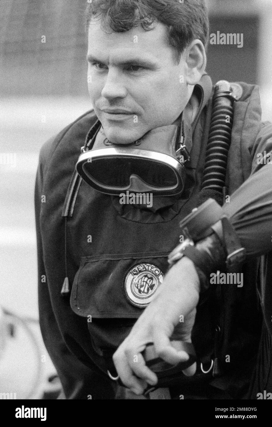 DN-SN-88-01084. Base: USS Grapple (ARS 53 Stock Photo - Alamy