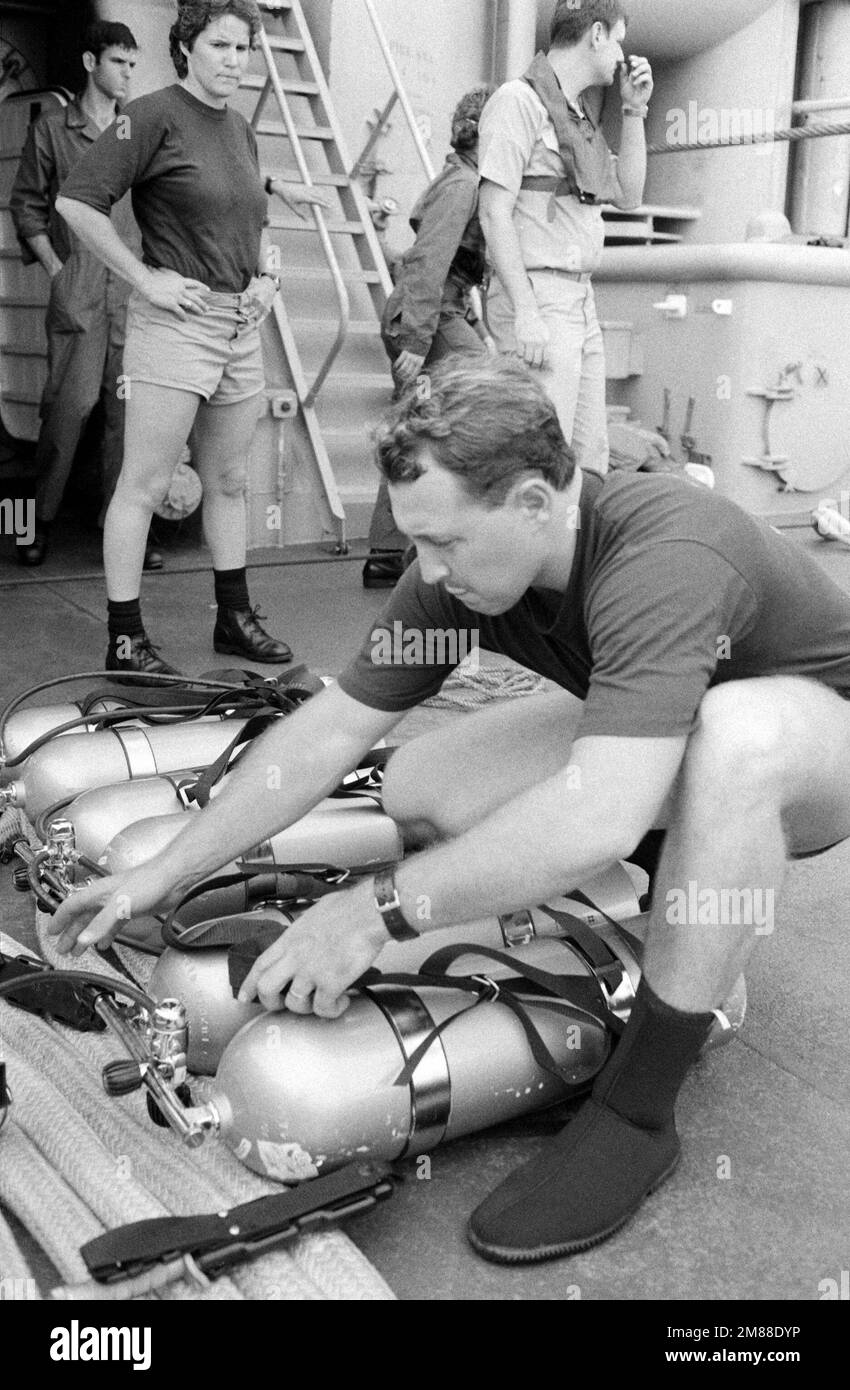 DN-SN-88-01080. Base: USS Grapple (ARS 53 Stock Photo - Alamy