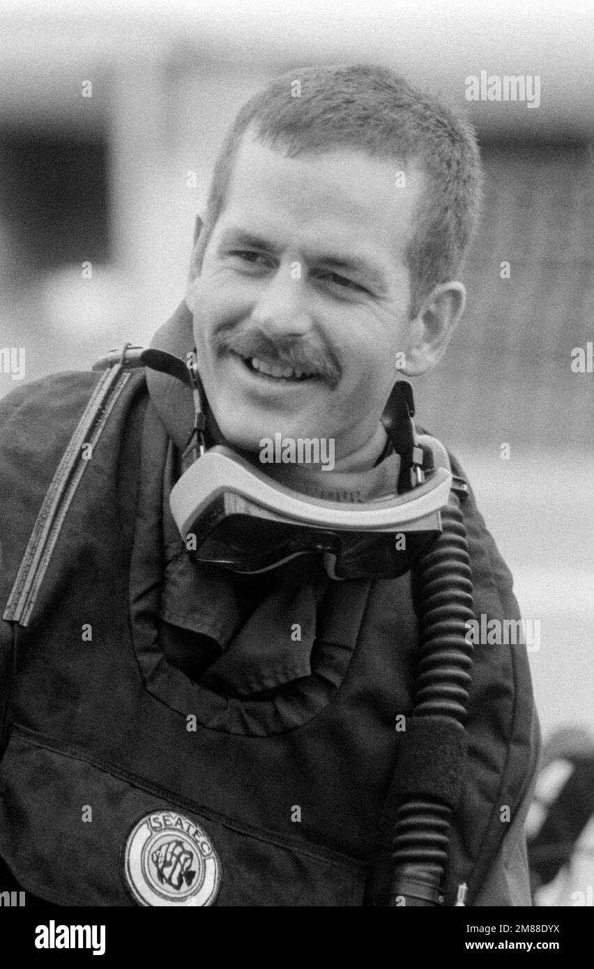 DN-SN-88-01083. Base: USS Grapple (ARS 53 Stock Photo - Alamy