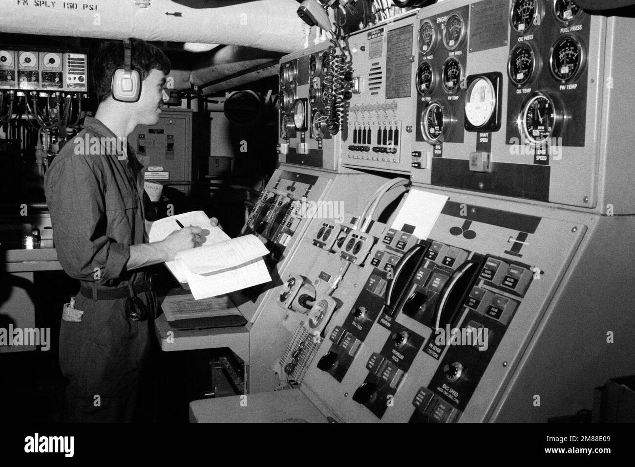 Uss grapple hi-res stock photography and images - Alamy