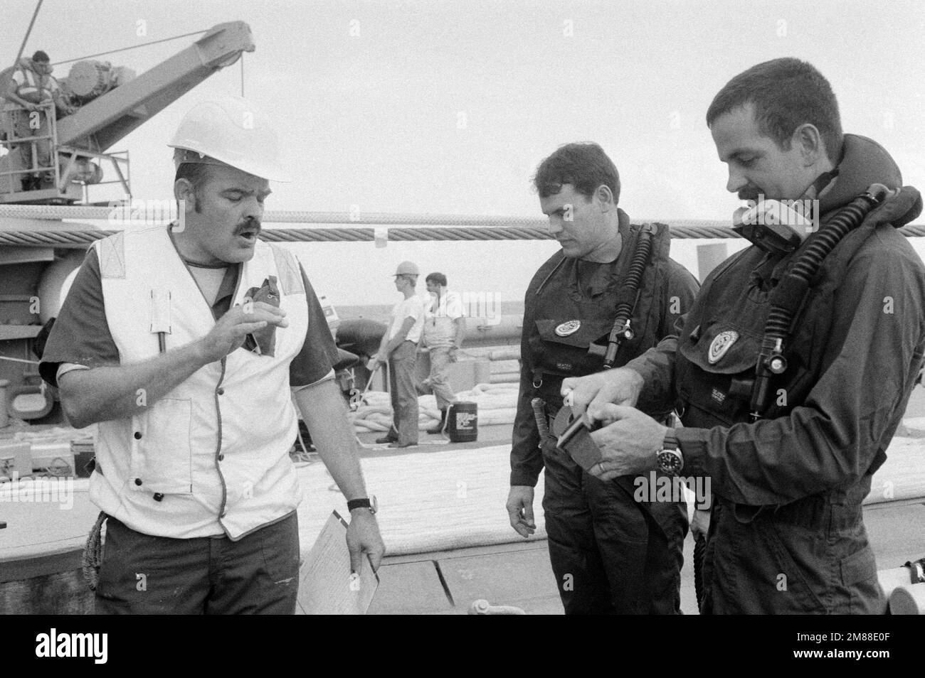 Uss grapple hi-res stock photography and images - Alamy