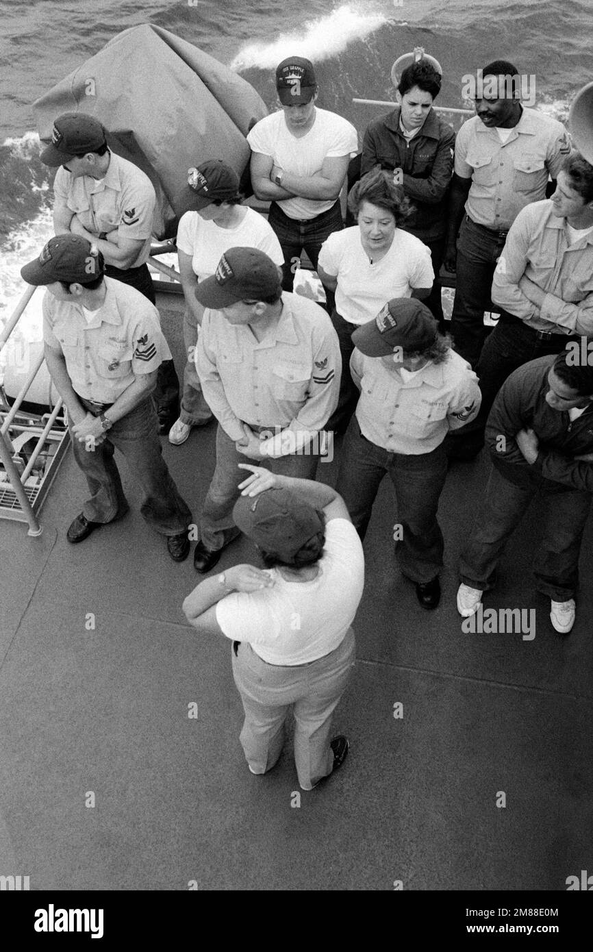 Uss grapple hi-res stock photography and images - Alamy