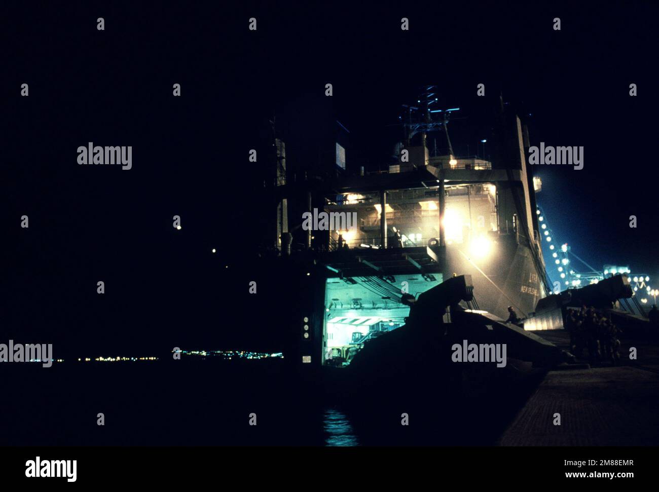 Night ship operations hi-res stock photography and images - Alamy