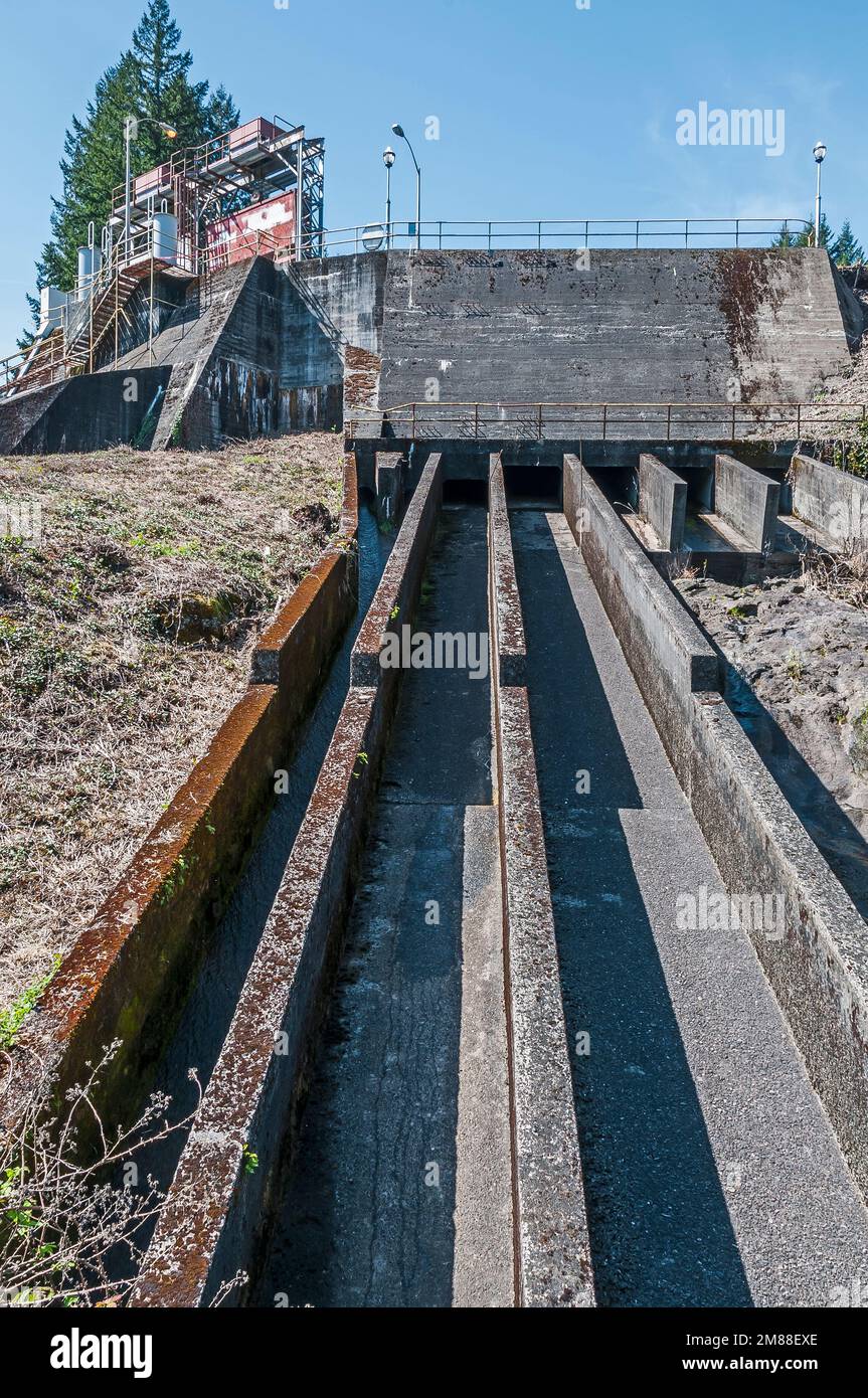 Hydroelectric dam spillway gates hi-res stock photography and images ...