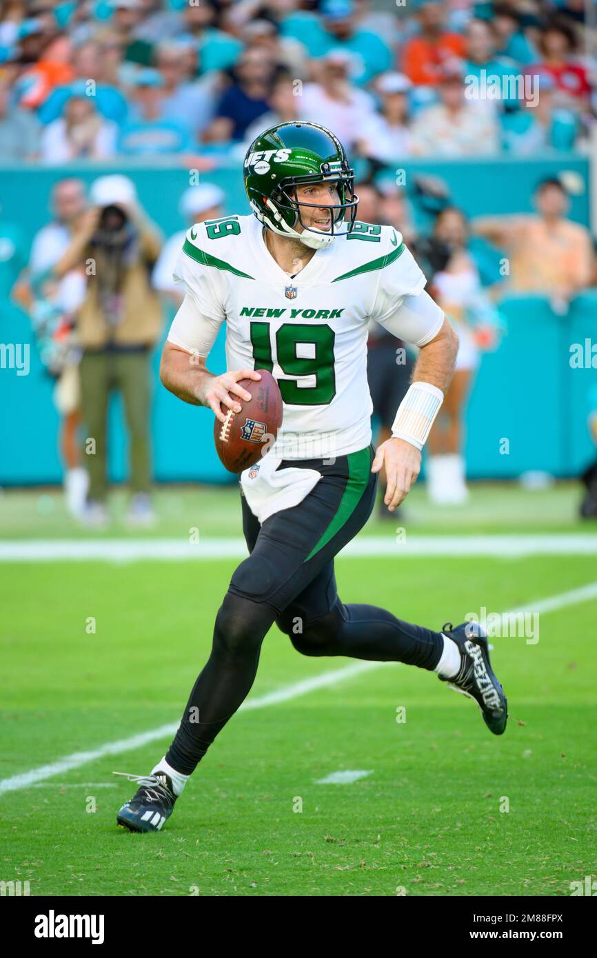 New York Jets quarterback Joe Flacco (19) looks to throw the ball ...