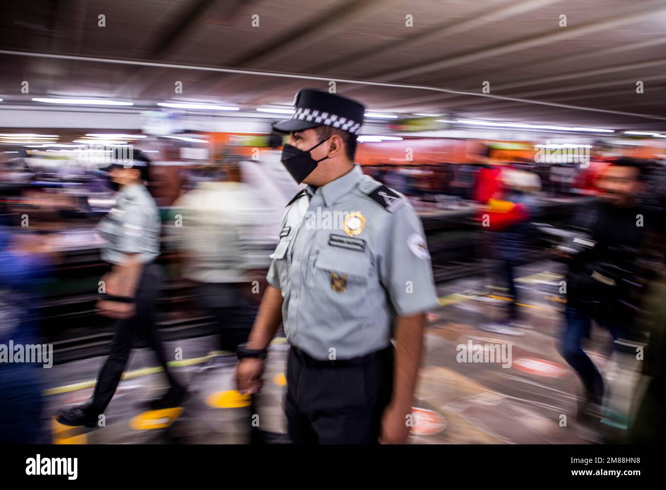 Mexiko Stadt, Mexico. 12th Jan, 2023. A National Guard unit guards a ...