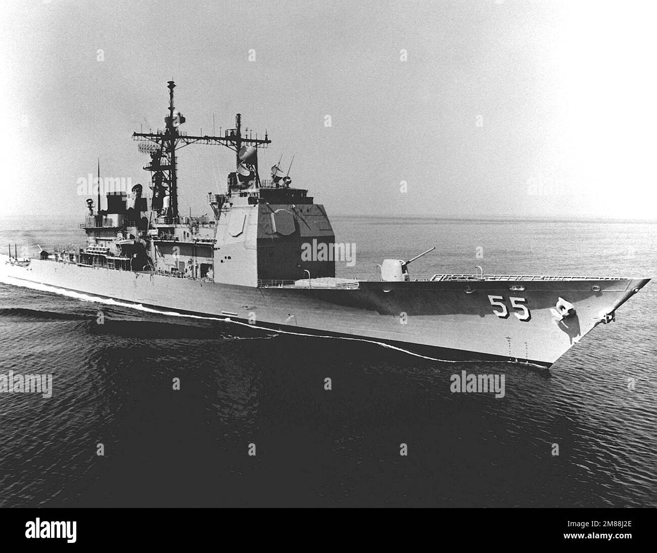 A starboard bow view of the guided missile cruiser USS LEYTE GULF (CG ...