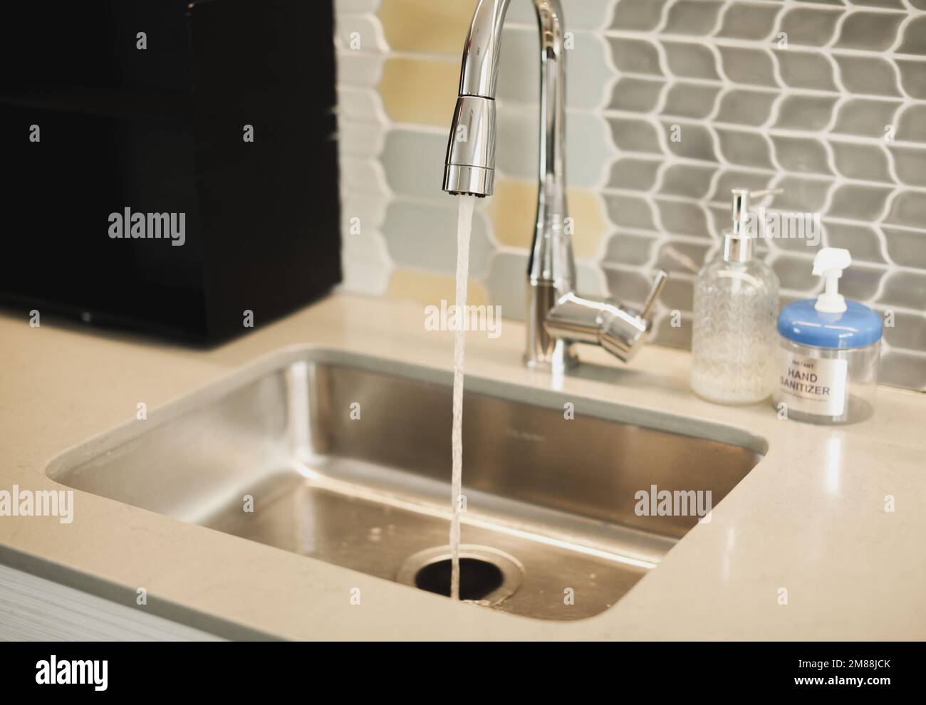 water skin drain kitchen faucet wash plumbing Stock Photo - Alamy